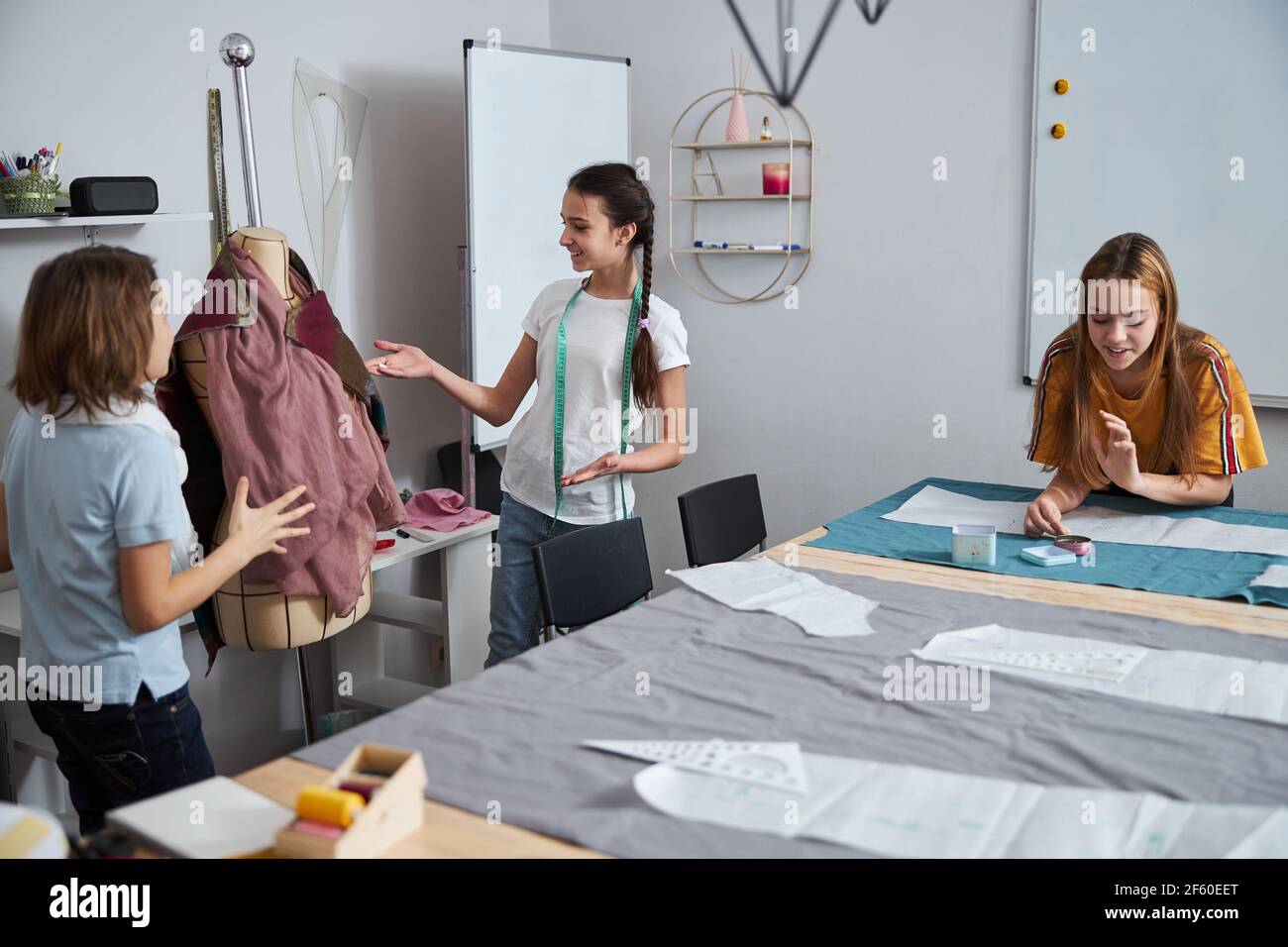 Girls working tailor workshop hi-res stock photography and images - Alamy