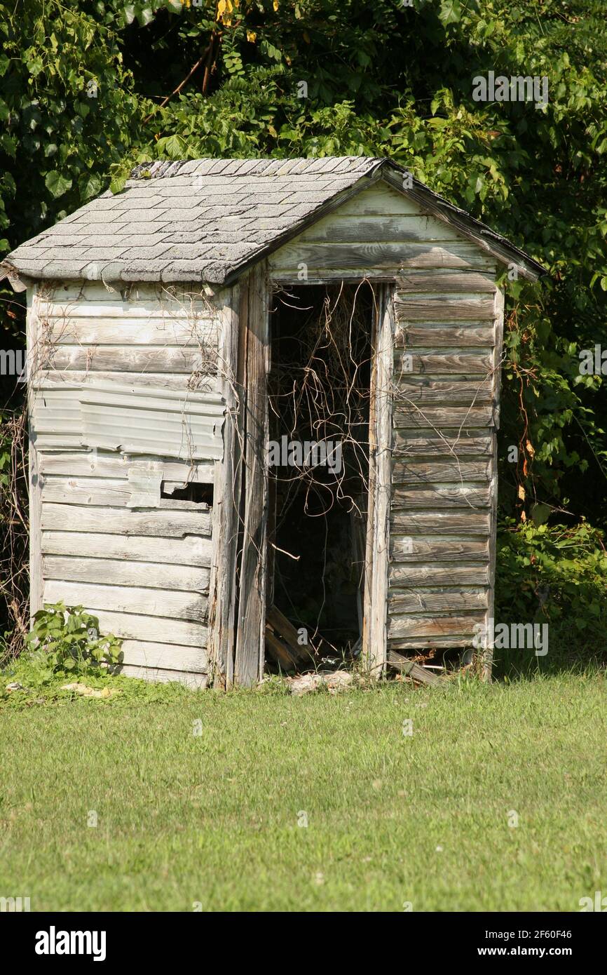 Old country outhouse hi-res stock photography and images - Alamy