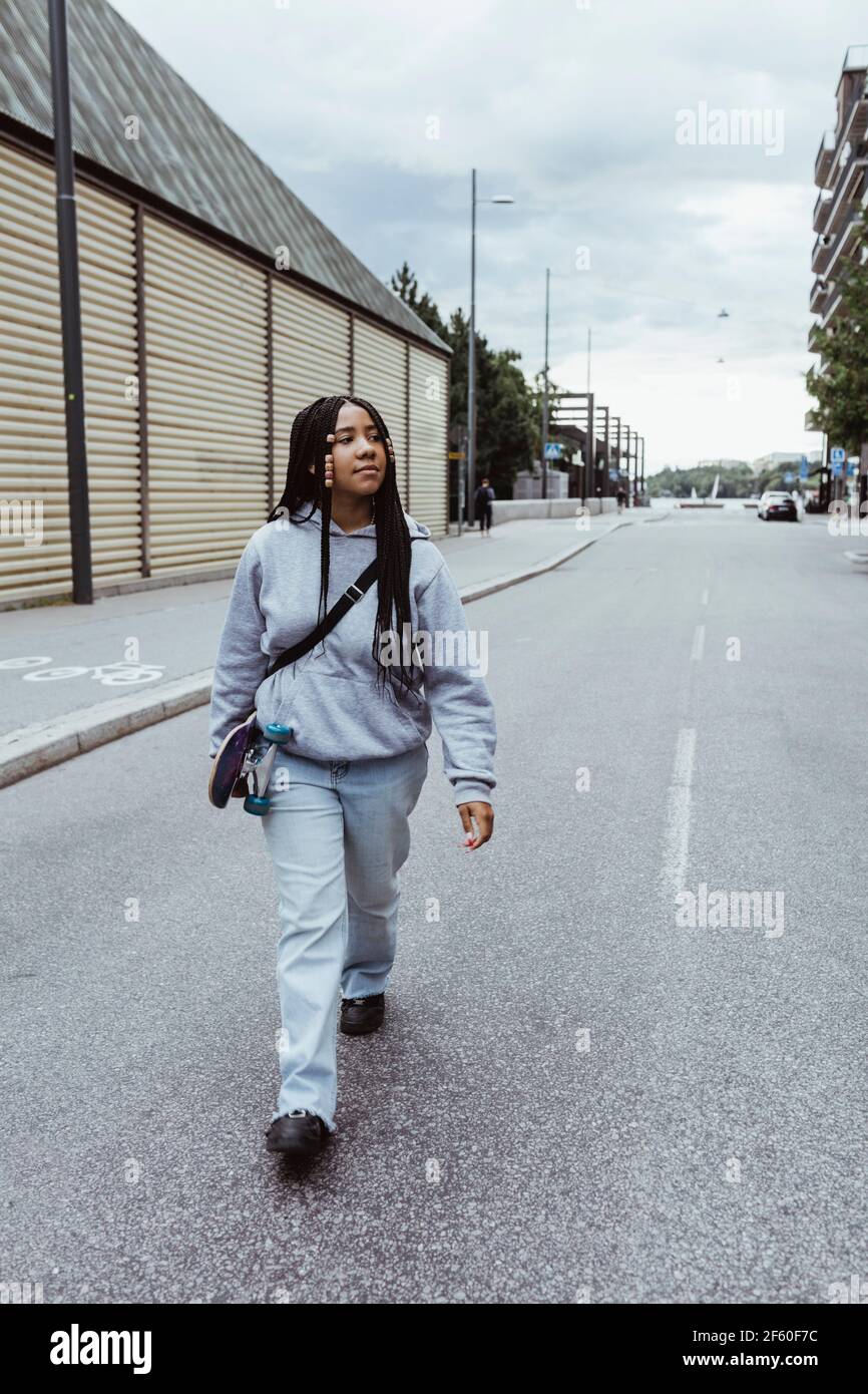 Teenage girls walking away hi-res stock photography and images - Alamy