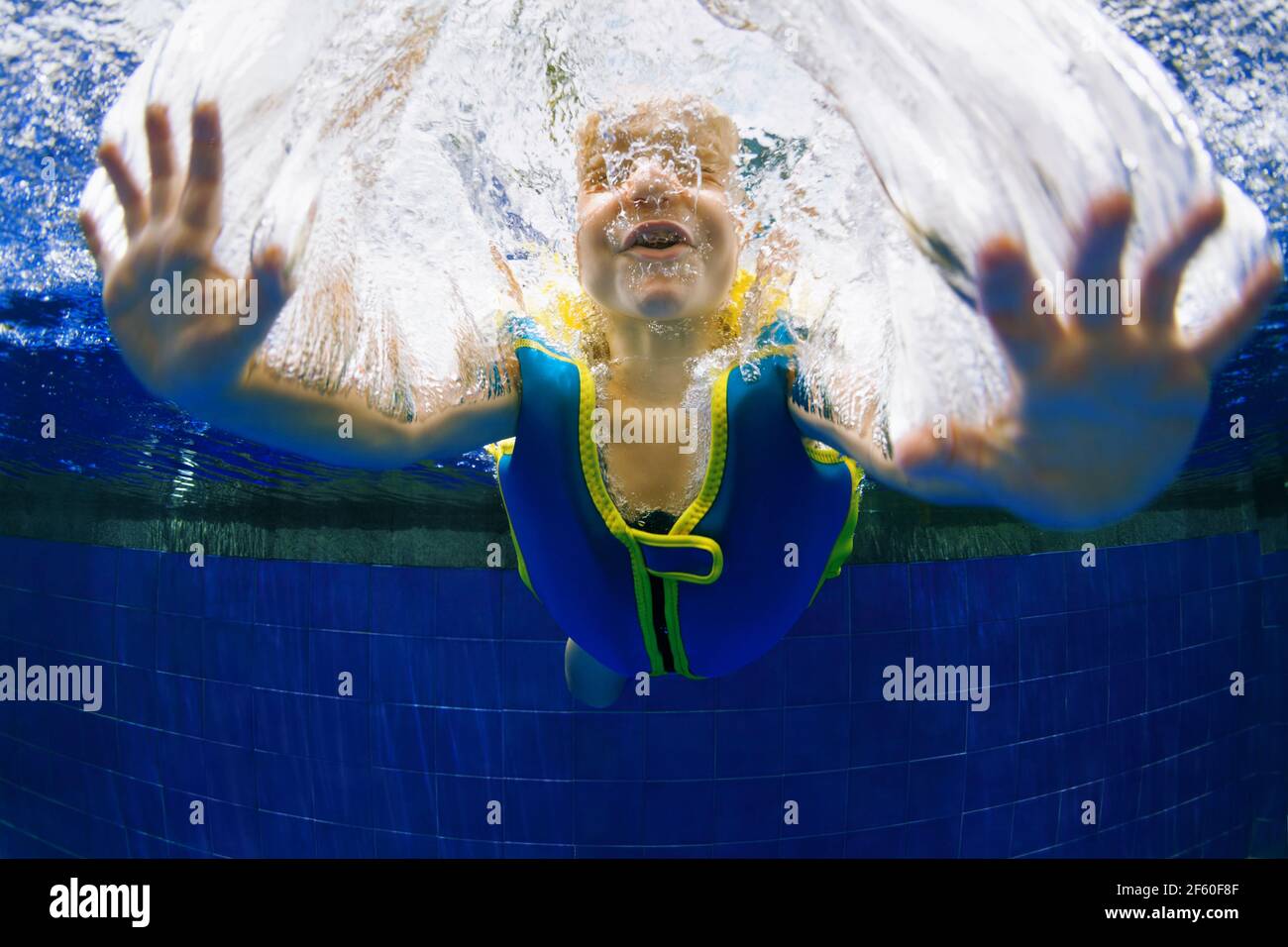 Indoor splash pool water park hi-res stock photography and images - Alamy