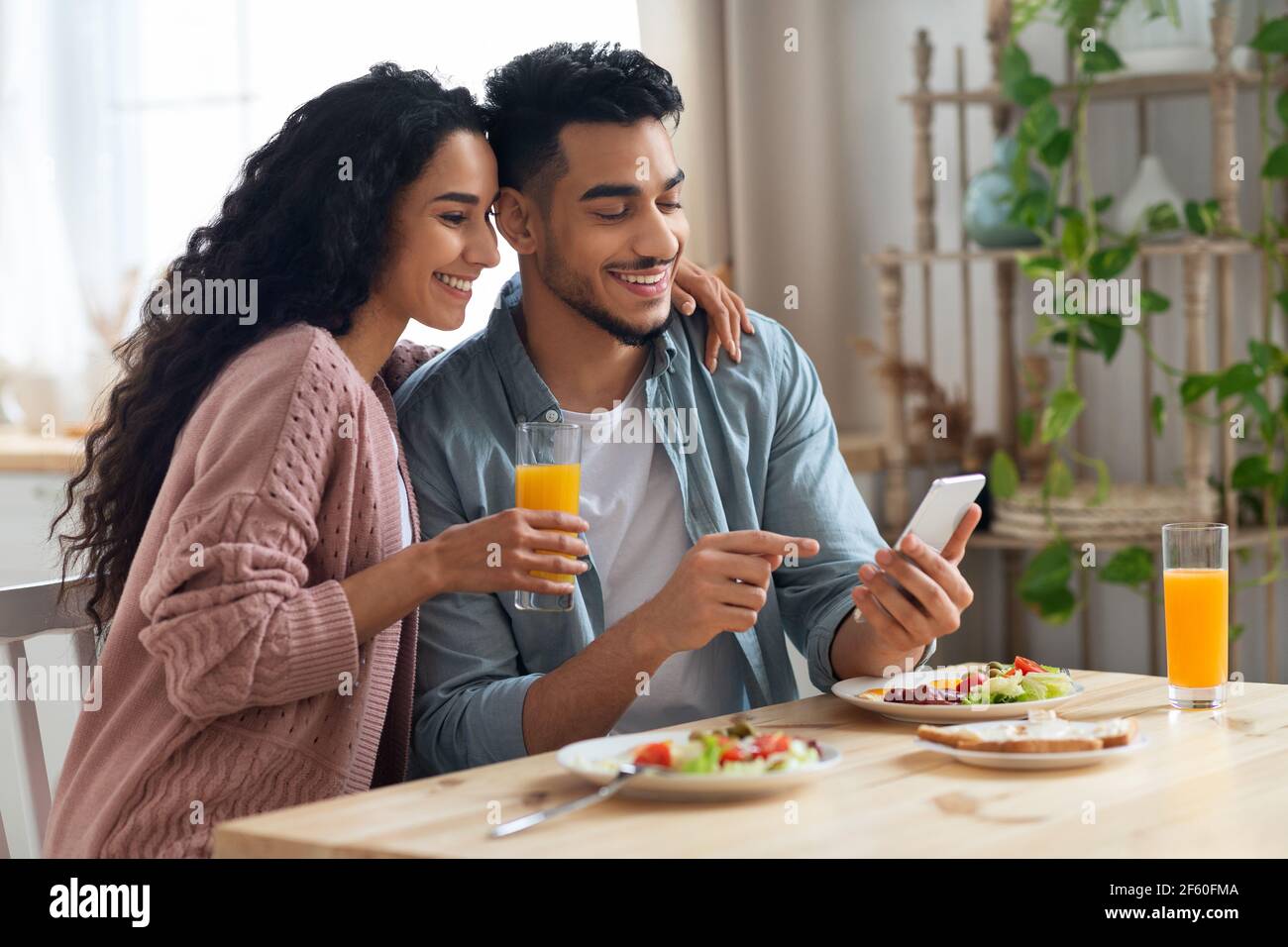 Using phone while eating family hi-res stock photography and images - Alamy