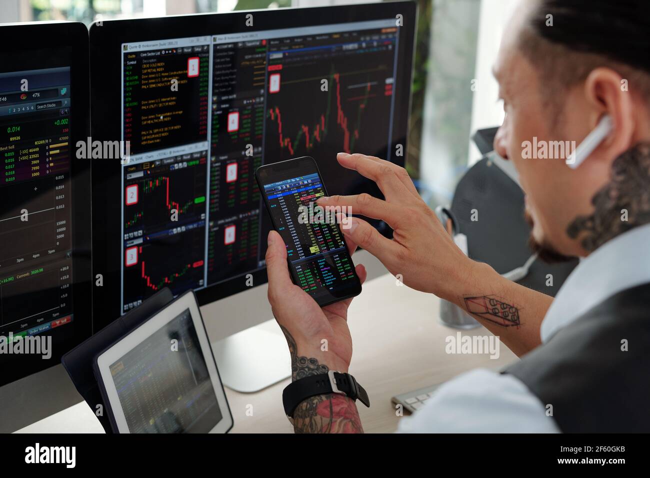 Stock market charts hi-res stock photography and images - Alamy