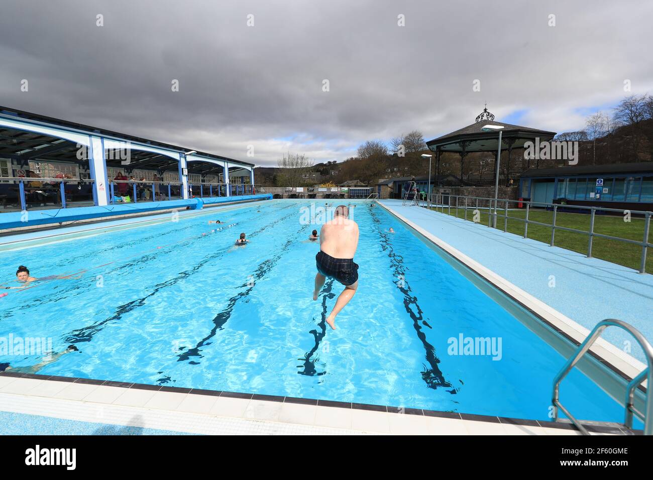 Hathersage outdoor swimming pool hi-res stock photography and images ...