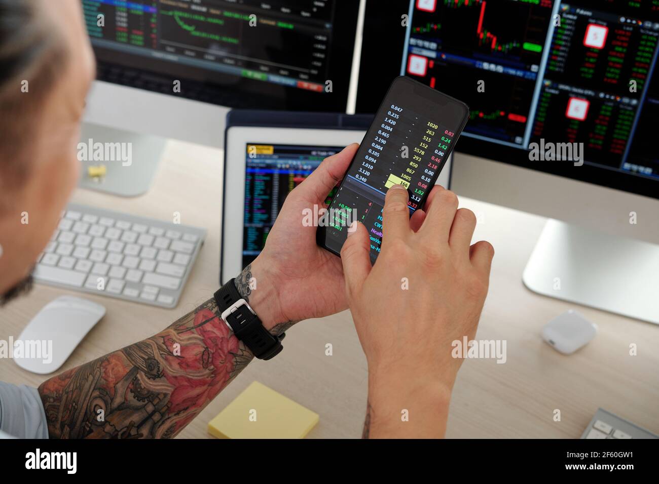 Stock market trader phone hi-res stock photography and images - Alamy