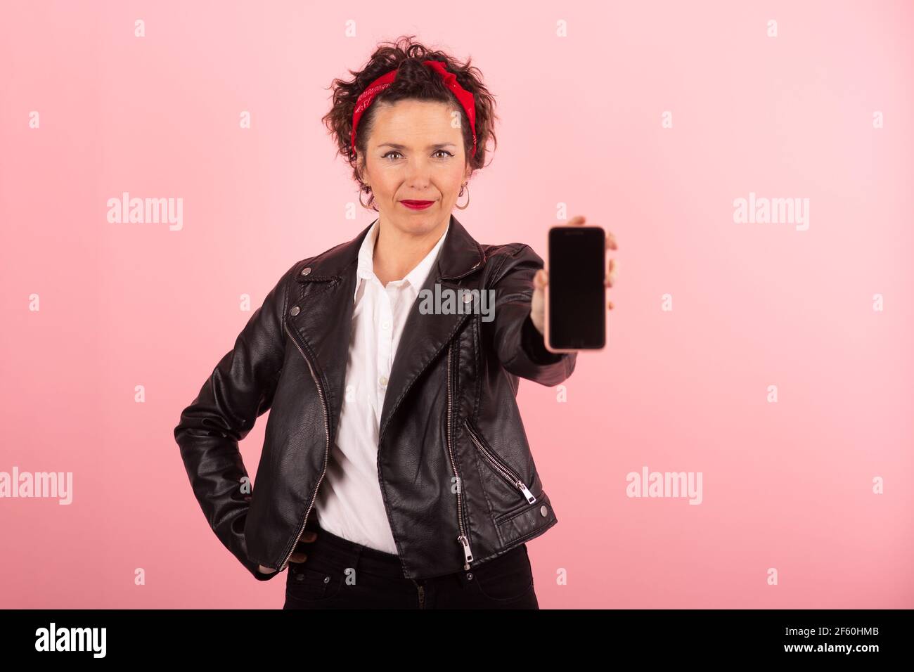 pin up woman shows her mobile phone screen with smile Stock Photo - Alamy