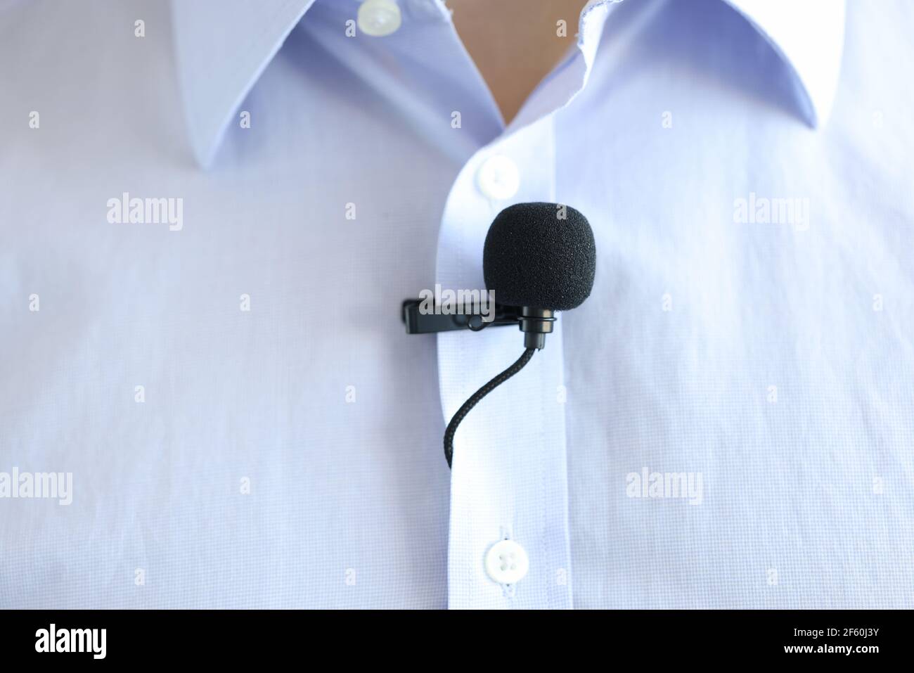 Microphone media black man reporter hi-res stock photography and images ...