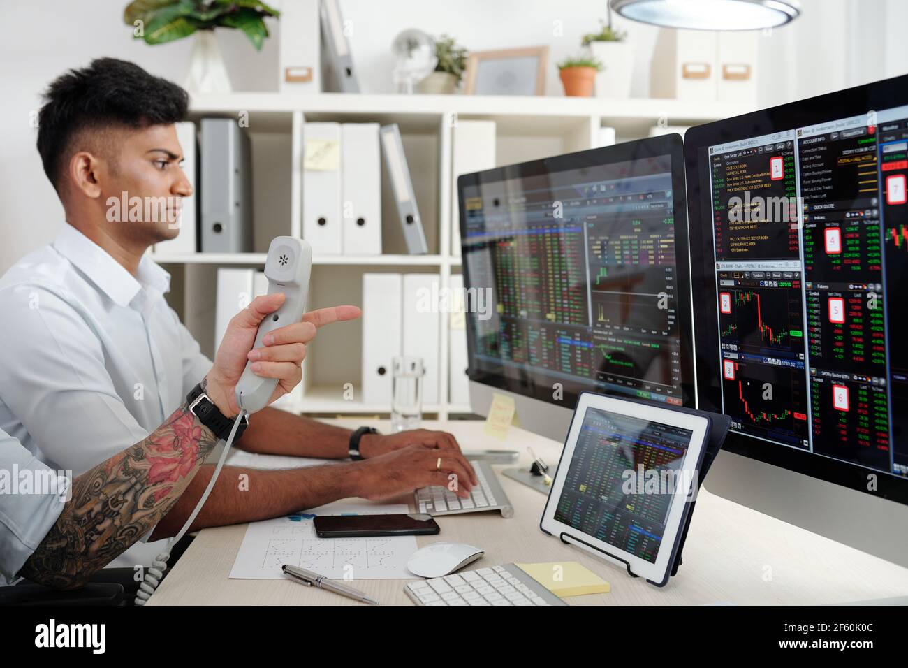 Stock market brokers hi-res stock photography and images - Alamy