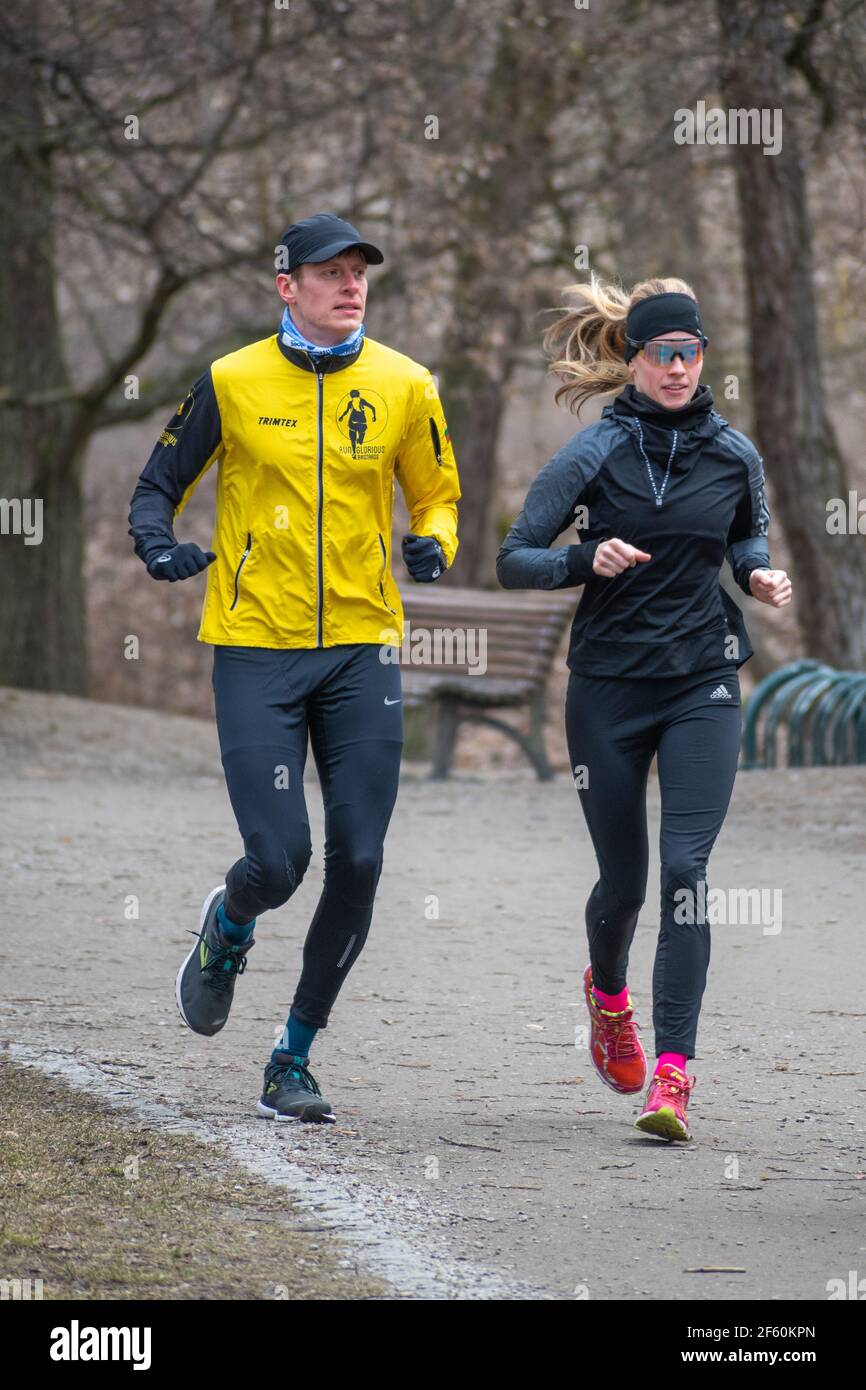 Boy girl jogging hi-res stock photography and images - Alamy