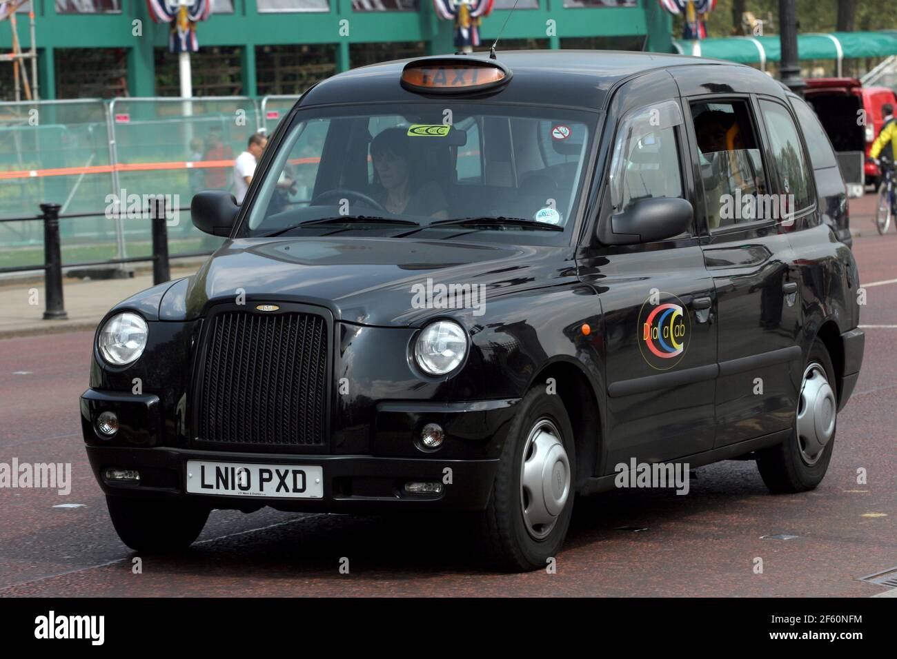 Traditional london taxi cab hi-res stock photography and images - Alamy