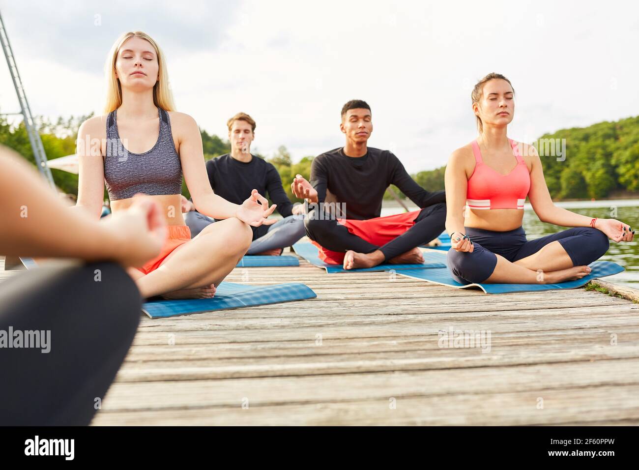 Yoga wellness outdoors group hi-res stock photography and images - Alamy
