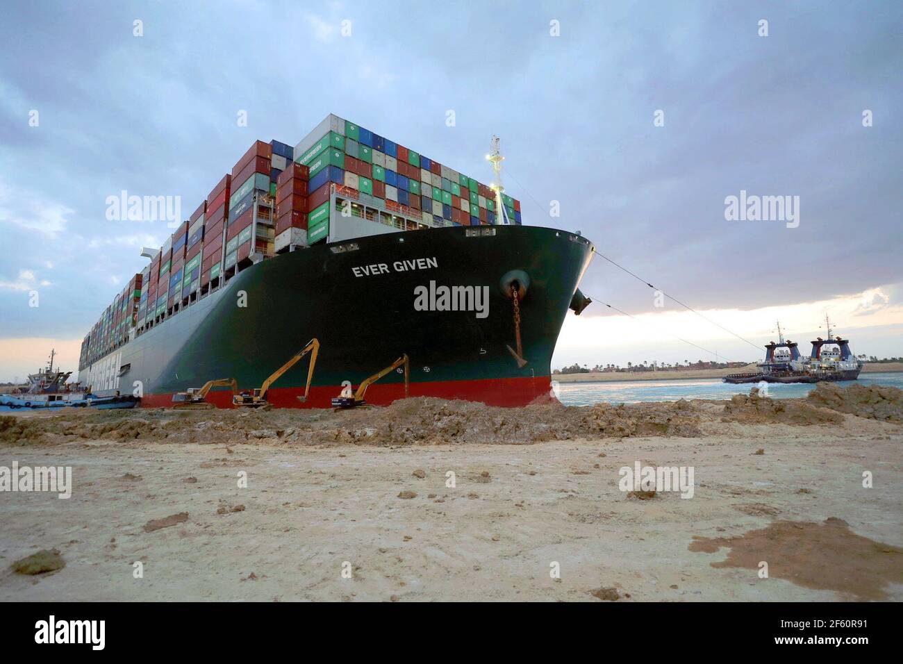 Ever given ship stuck in suez canal hi-res stock photography and images ...