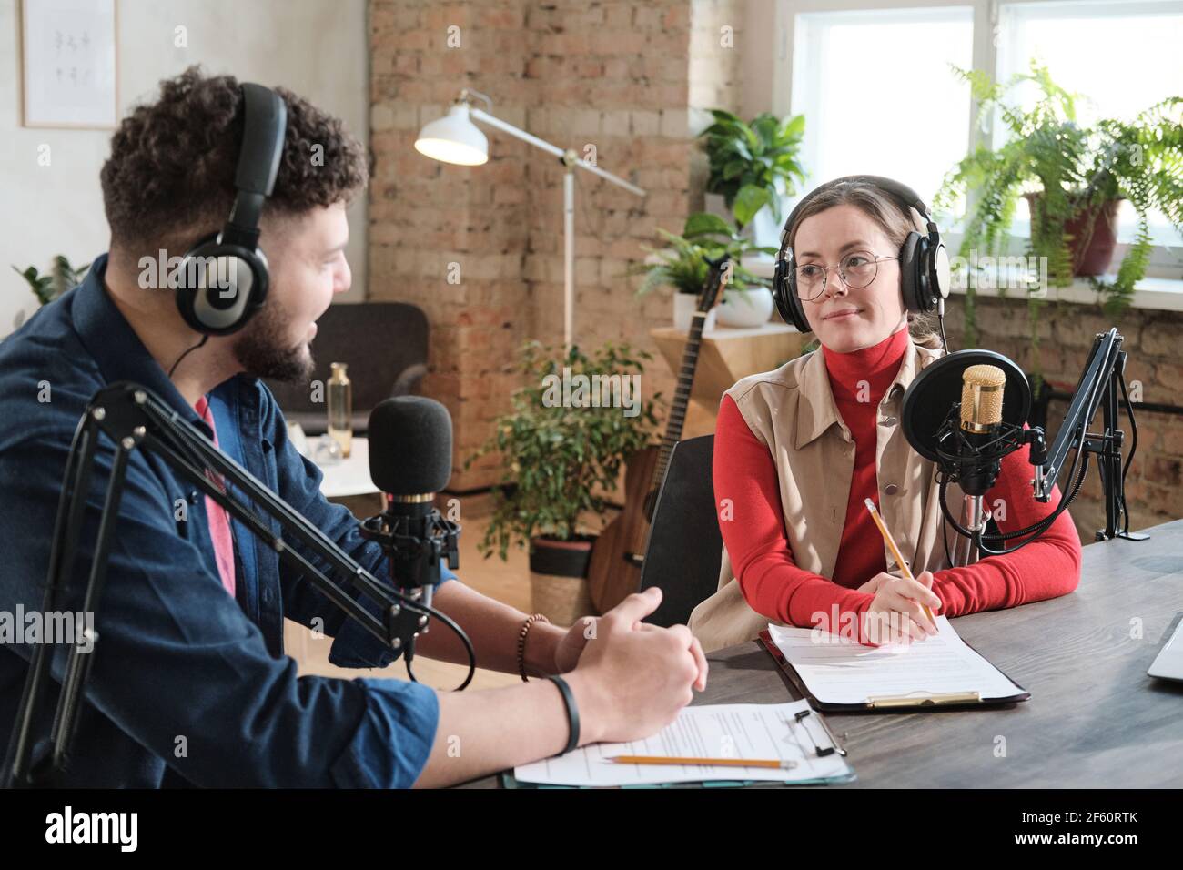 Women podcasters hi-res stock photography and images - Alamy