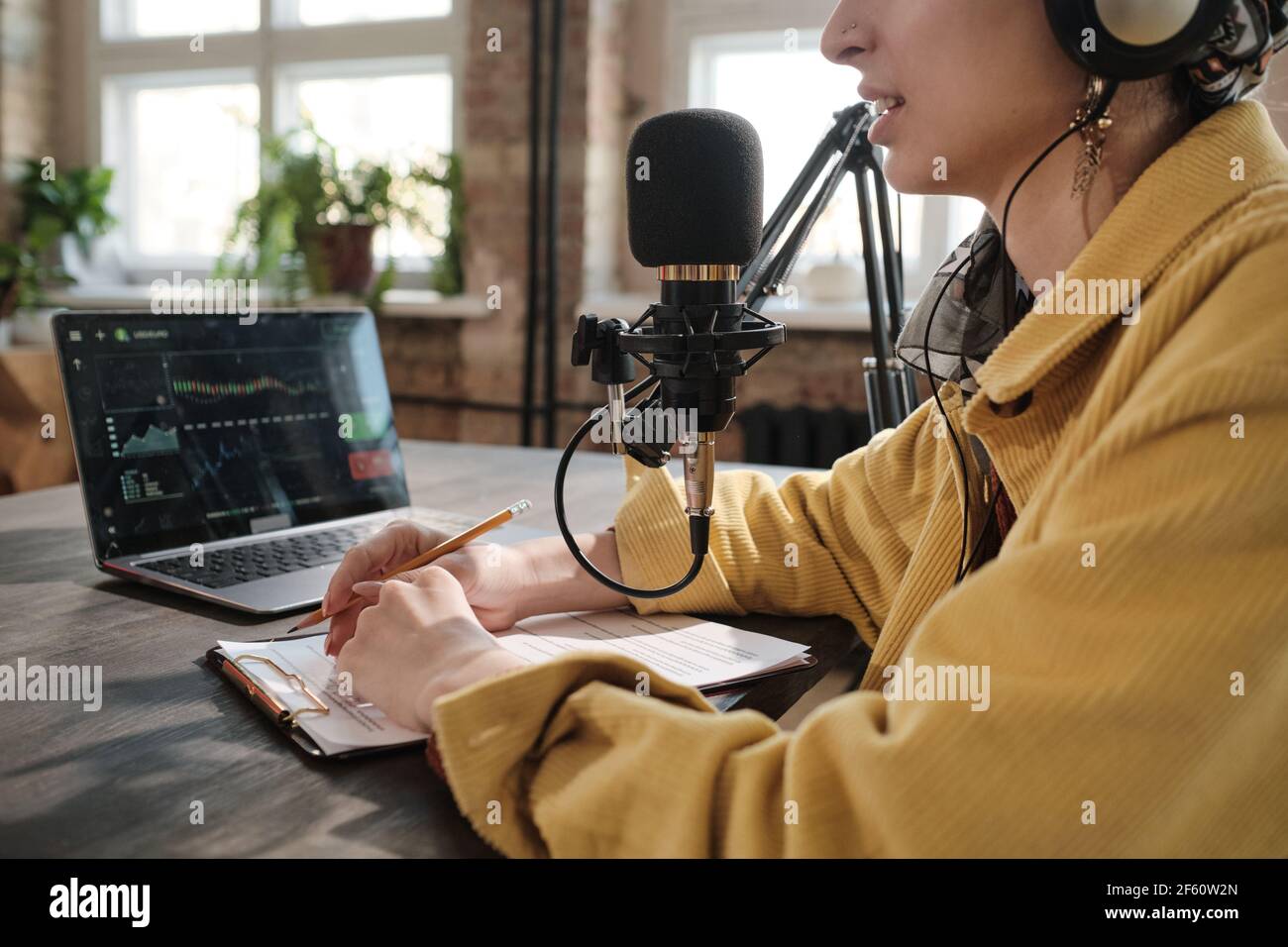 Fm radio interview hi-res stock photography and images - Alamy