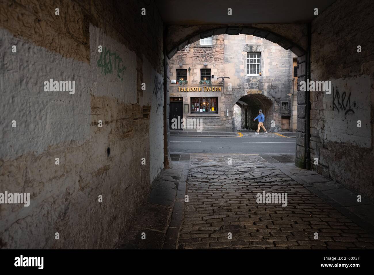 Old tolbooth close edinburgh hi-res stock photography and images - Alamy