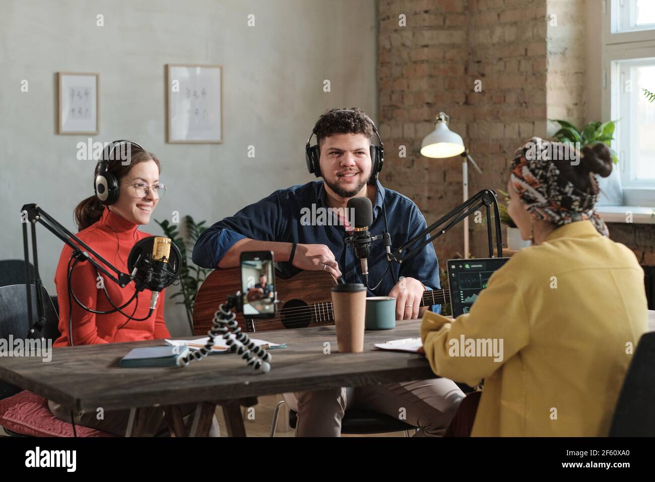 Reporter interview couple hi-res stock photography and images - Alamy