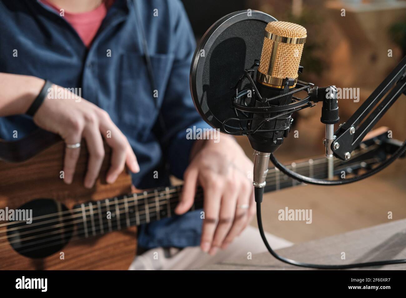 Sitting in front of microphone hi-res stock photography and images - Alamy