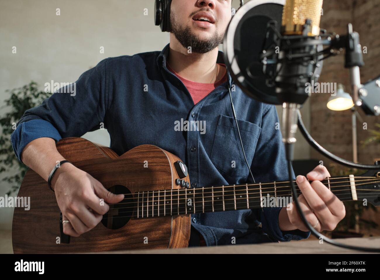 Young man singing into a microphone hi-res stock photography and images ...