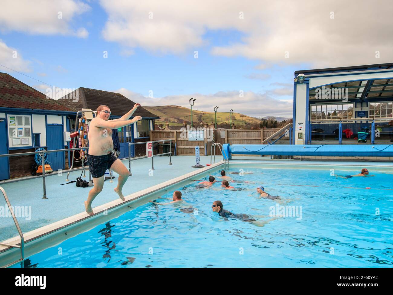 Hathersage outdoor swimming pool hi-res stock photography and images ...