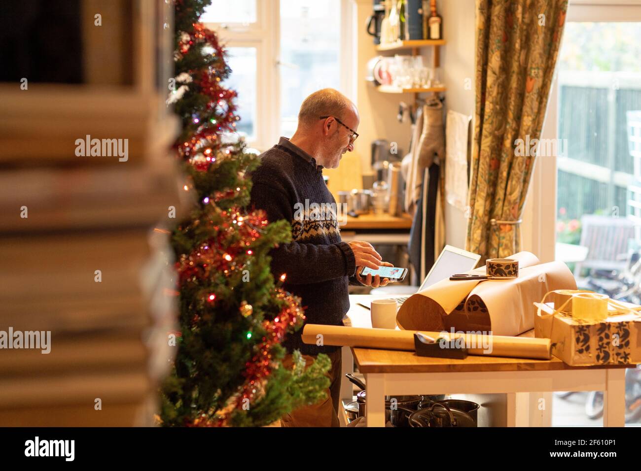 Parcels to people hi-res stock photography and images - Alamy