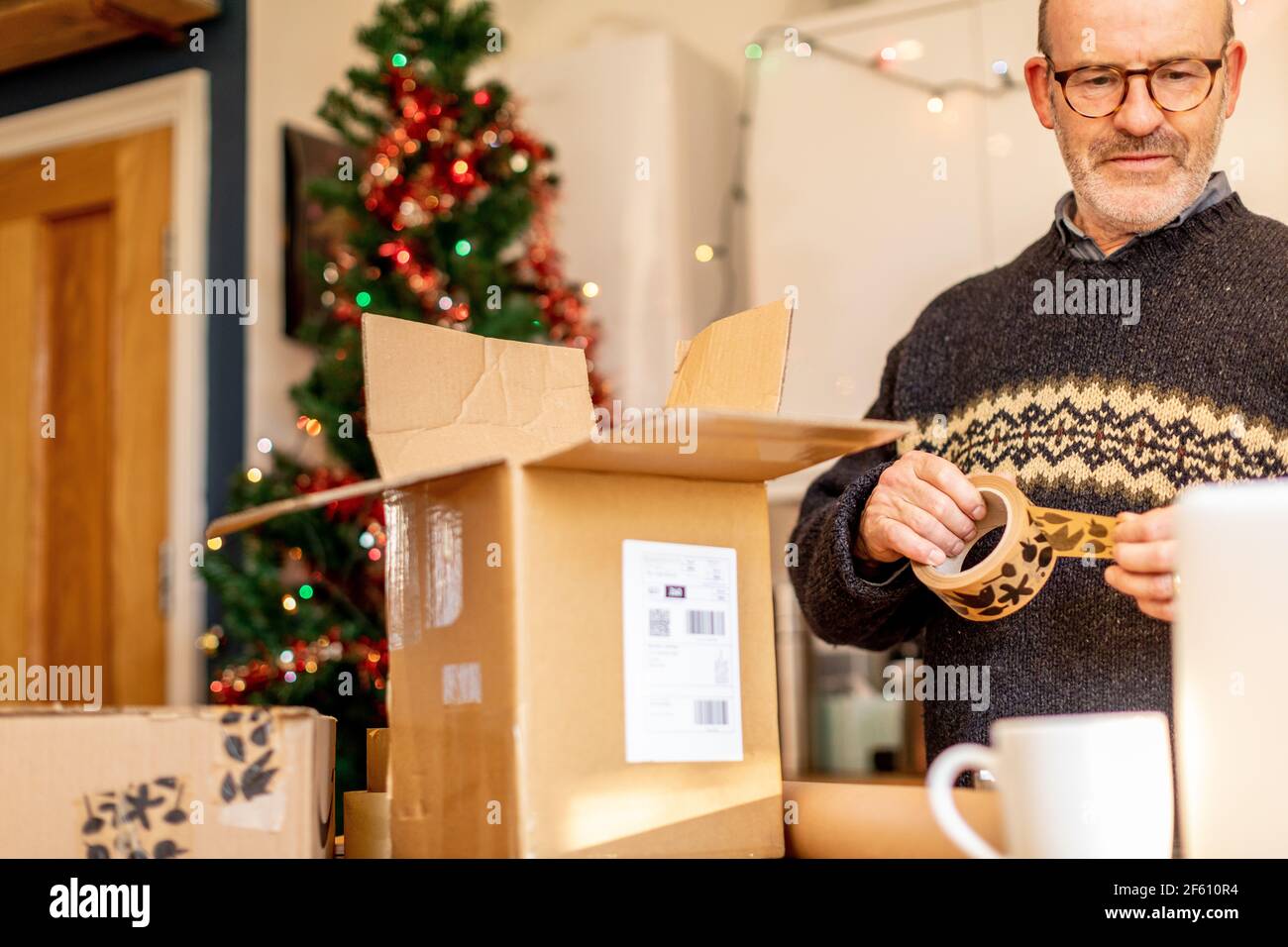 Parcel preparation hi-res stock photography and images - Alamy