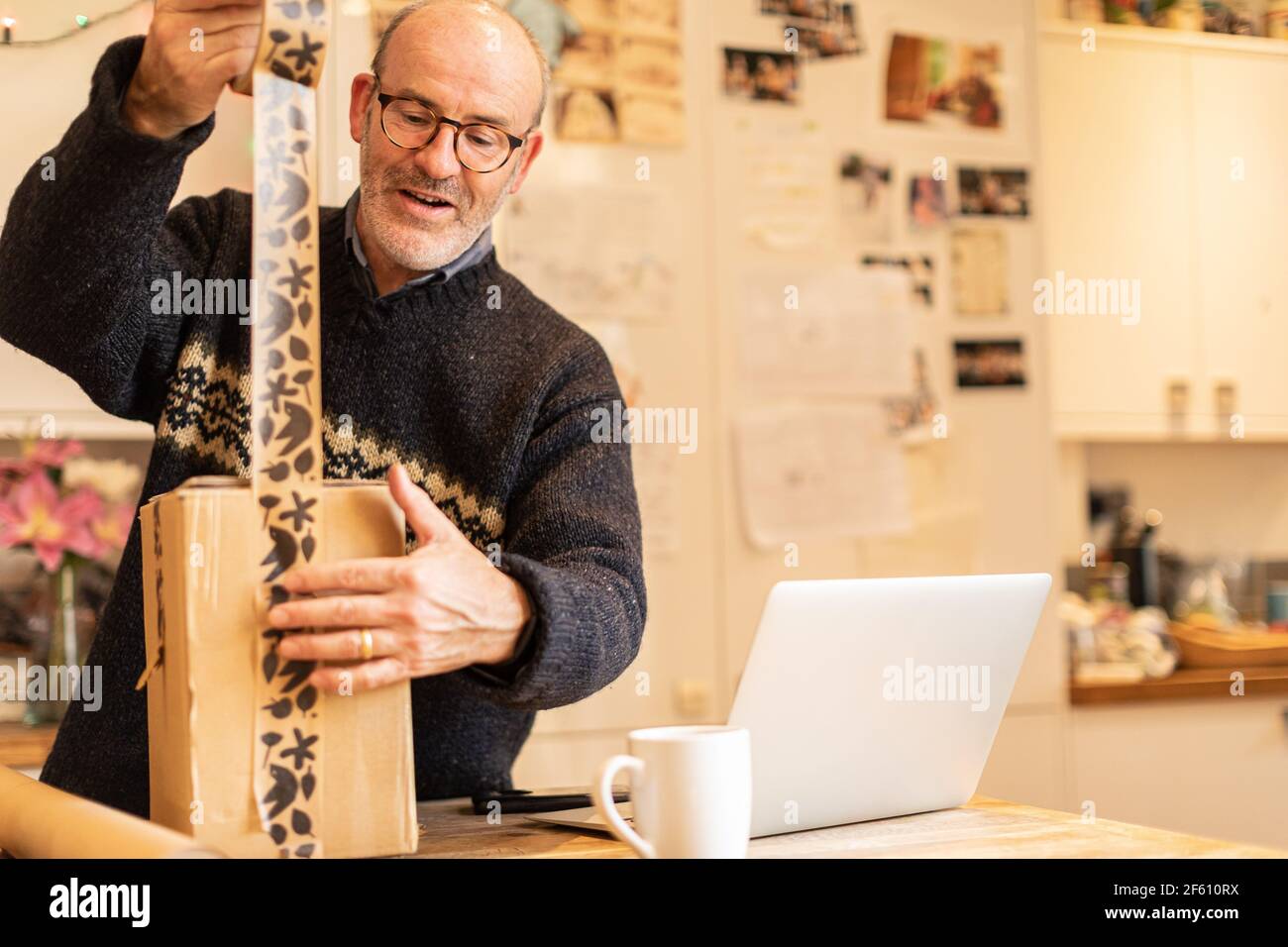 Man taping cardboard box hi-res stock photography and images - Alamy