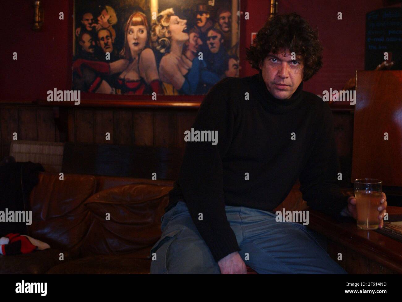 ALEX LEITH IN A LEWES PUB.16/11/05 TOM PILSTON Stock Photo - Alamy