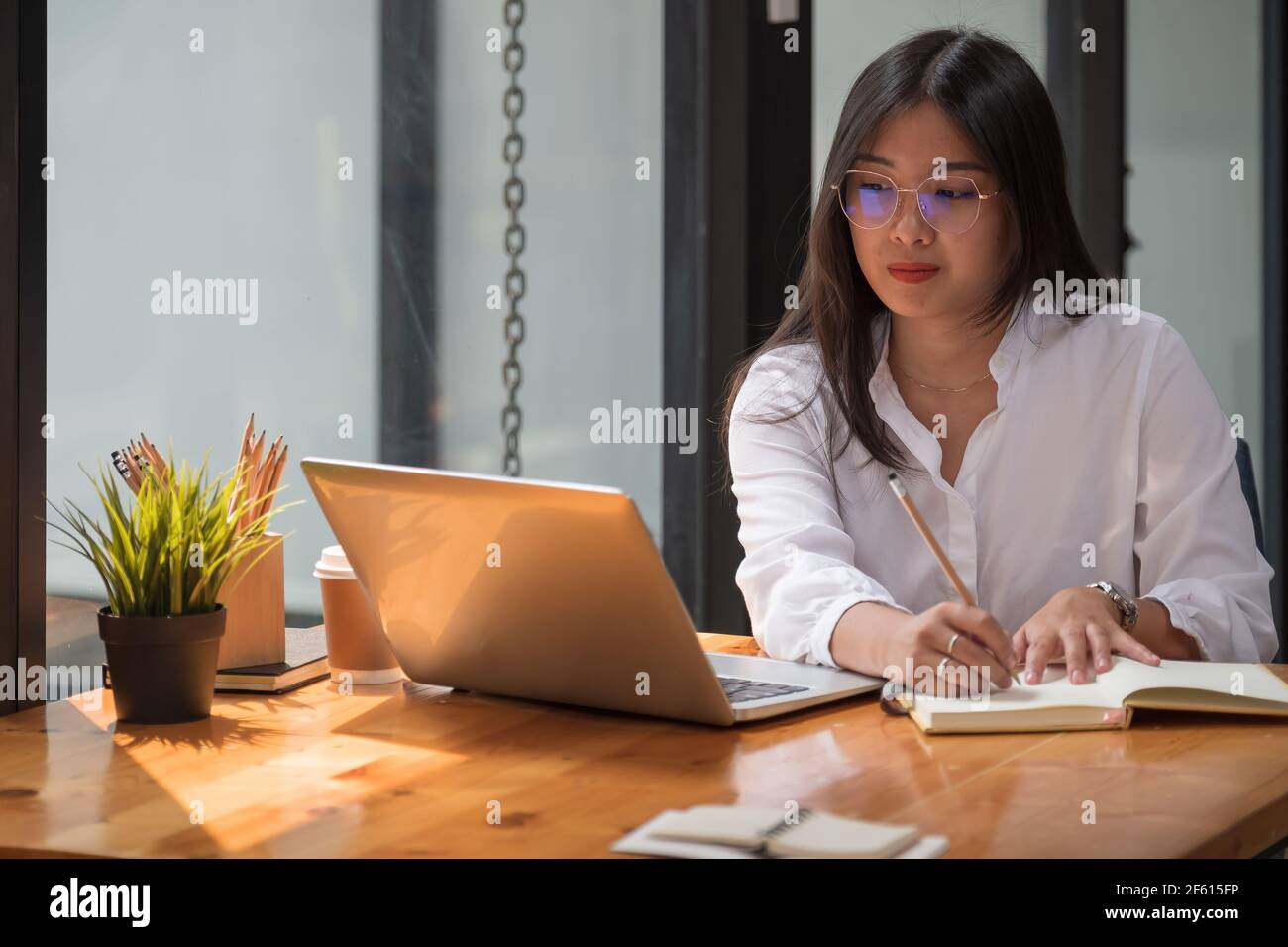 Note taking in class hi-res stock photography and images - Alamy