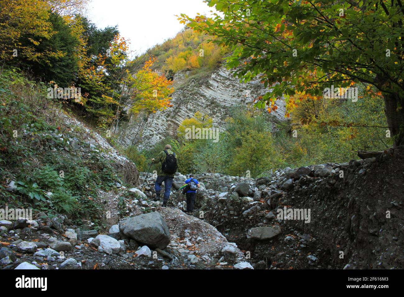 Tourists walking along green hi-res stock photography and images - Alamy