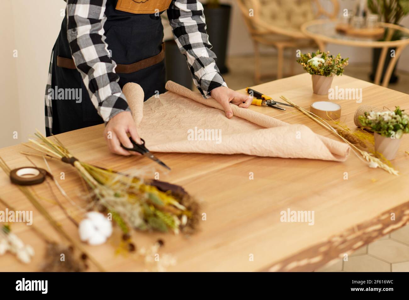 Flower shop hand florist cutting hi-res stock photography and images ...