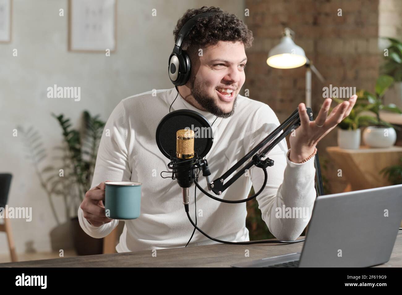 Radio interview interior hi-res stock photography and images - Alamy