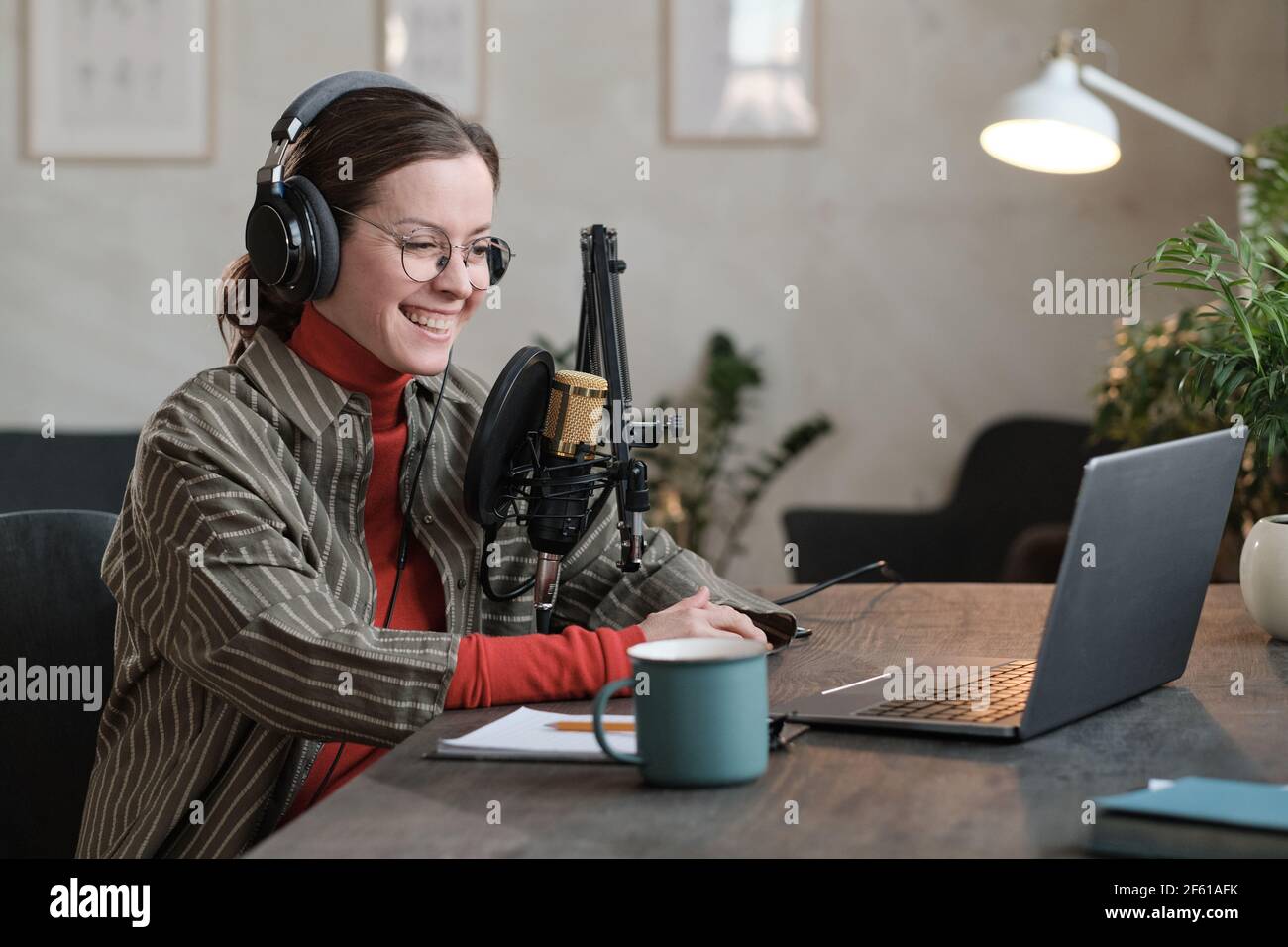 Sitting smiling holding confidence journalist hi-res stock photography ...