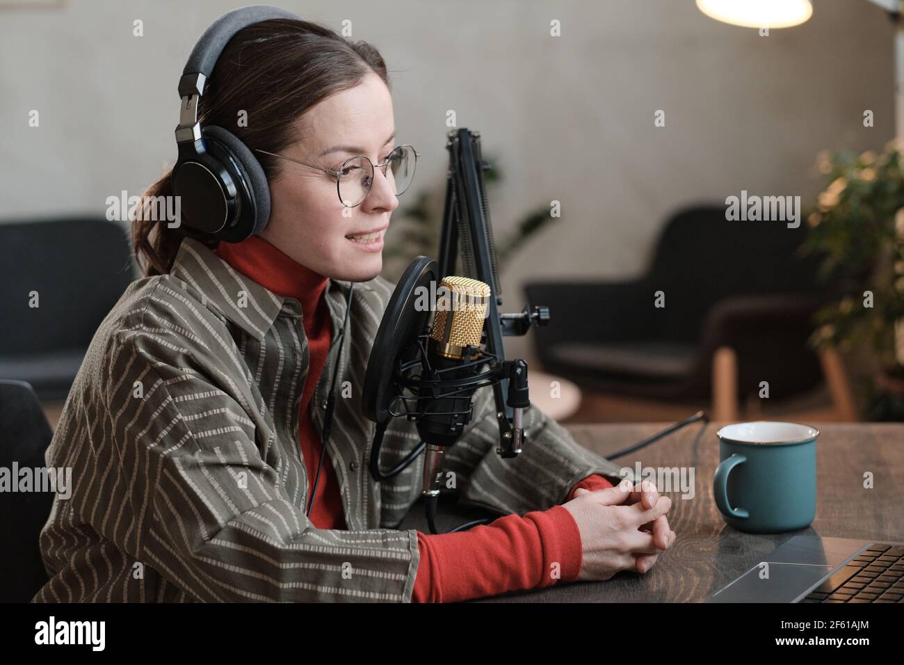 Radio studio dj hi-res stock photography and images - Alamy