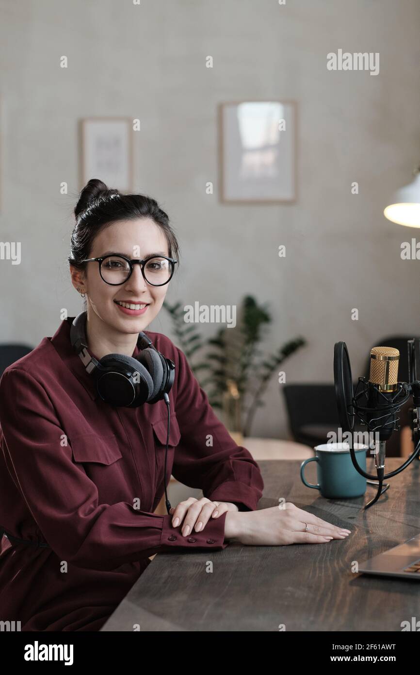 Journalist reporter with student hi-res stock photography and images ...