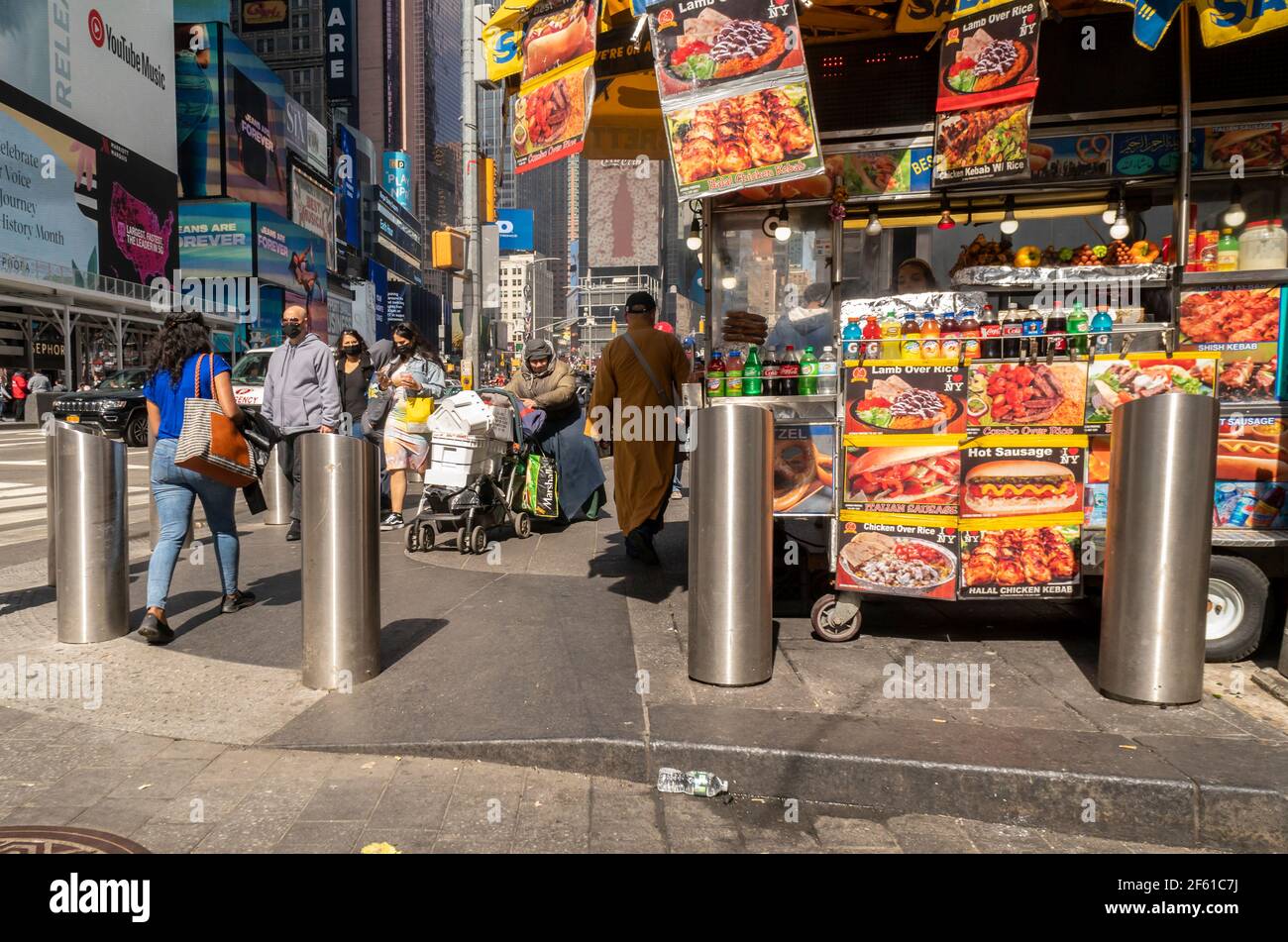 Times square hot dog hi-res stock photography and images - Alamy
