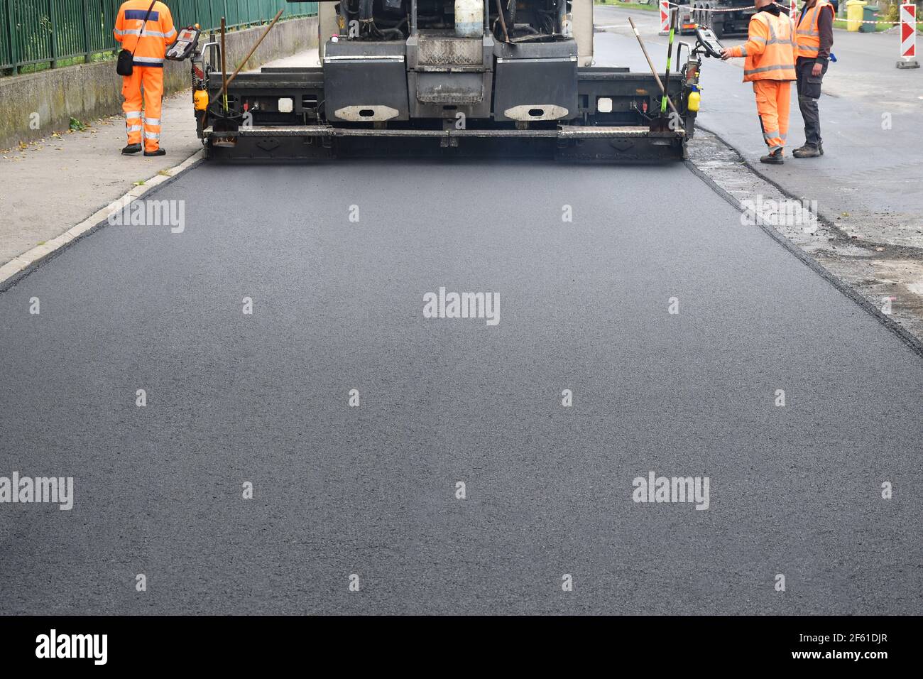Asphalt roller machine makes new hi-res stock photography and images ...