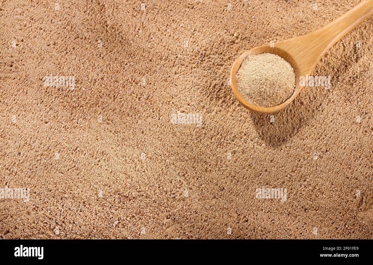 Dry Organic Maca Powder - Lepidium meyenii Stock Photo - Alamy