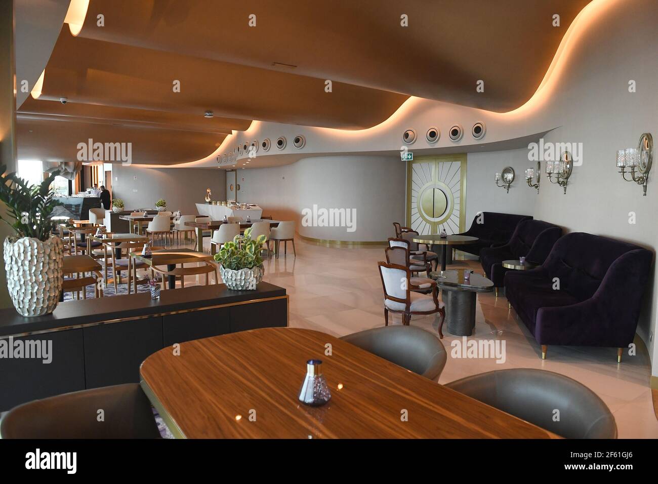 Funchal -29-03-2021-Savoy Palace Hotel in Funchal Report with tourists ...