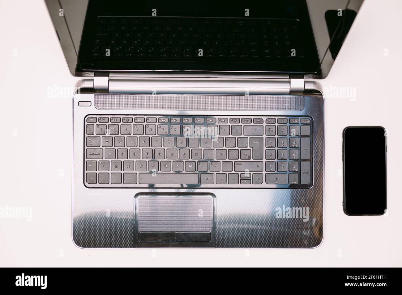 Reading laptop aerial hi-res stock photography and images - Alamy