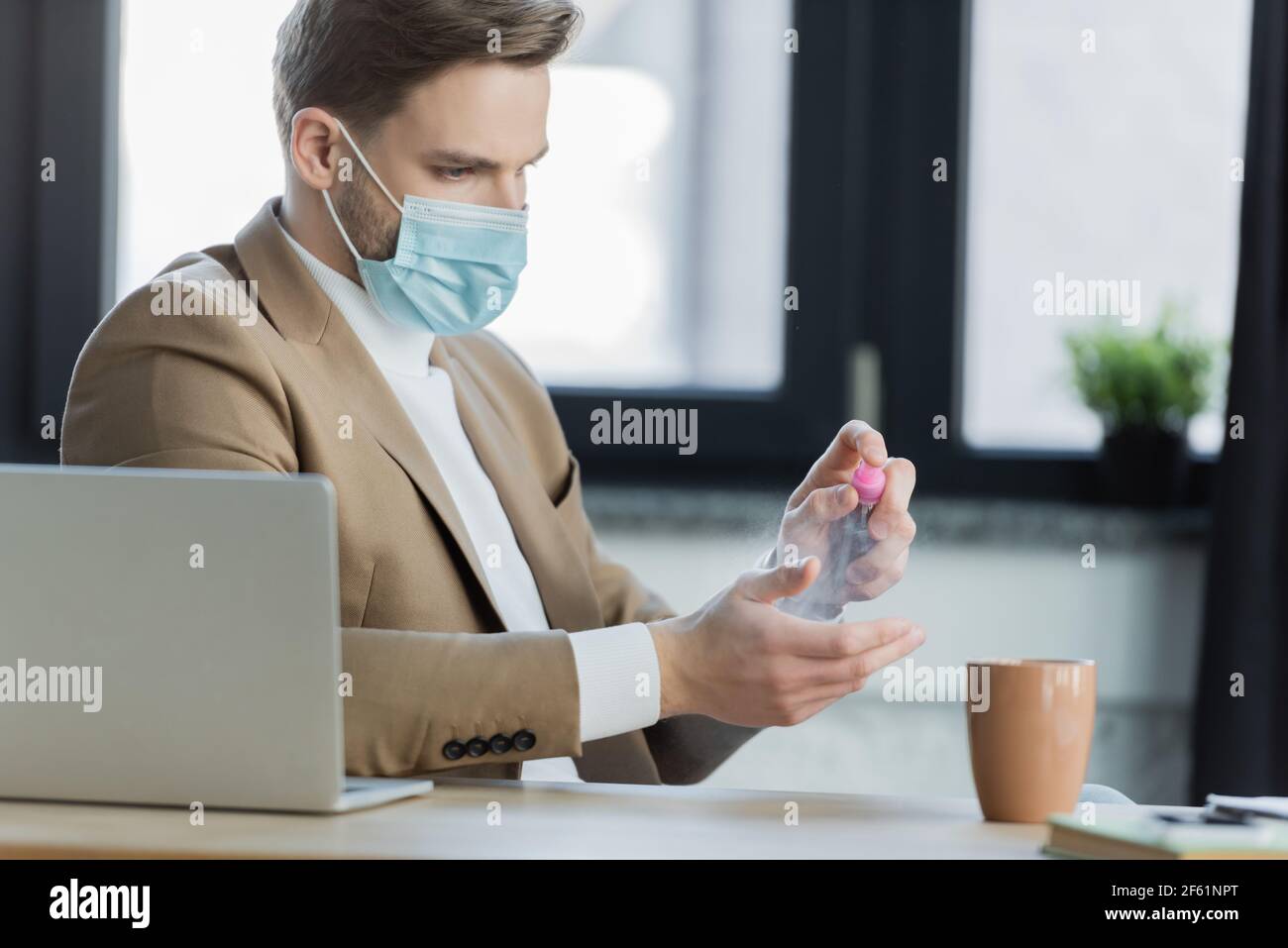 Virus prevention in workplace hi-res stock photography and images - Alamy