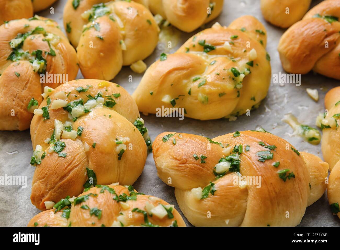 Baking sheet with tasty garlic buns, closeup Stock Photo - Alamy