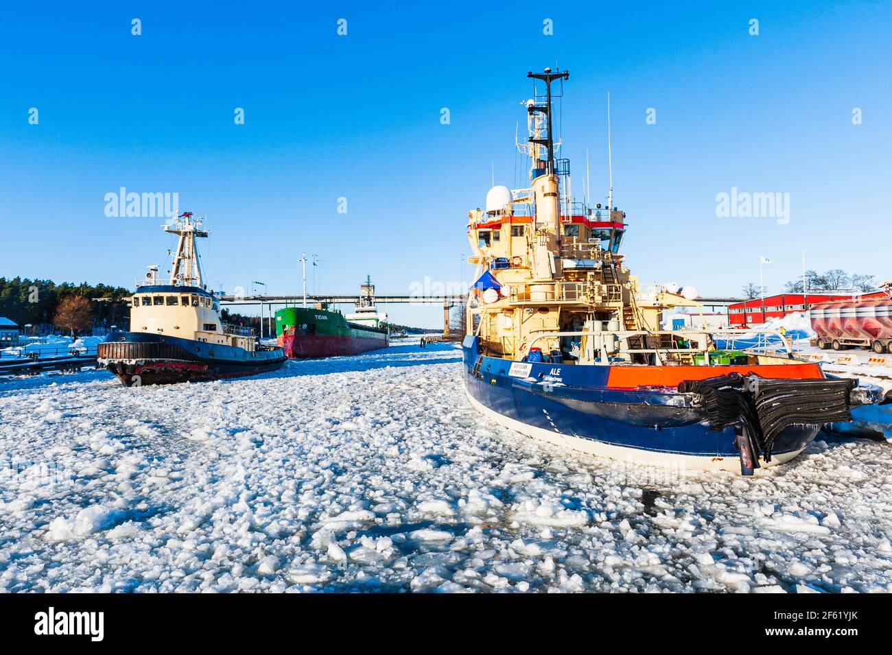 Tug boat pulling freight ship Stock Photo - Alamy Tug boat pulling freight ship Stock Photo - Alamy