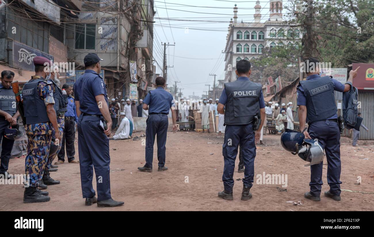 Chittagong, Bangladesh. 28th Mar, 2021. Police take up positions in ...