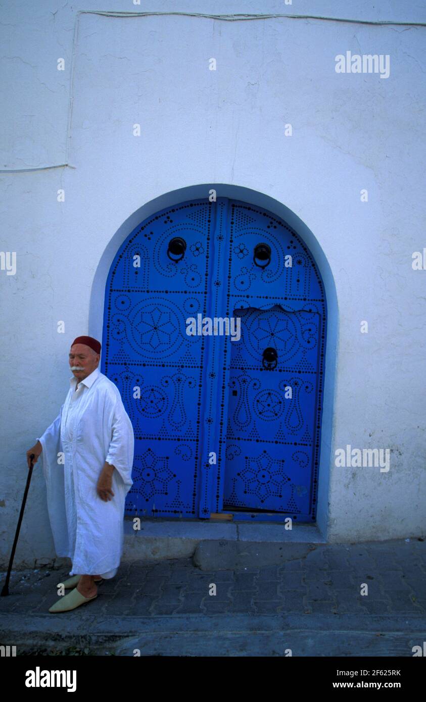 Tunisian wearing a traditional white djellaba hi-res stock photography ...