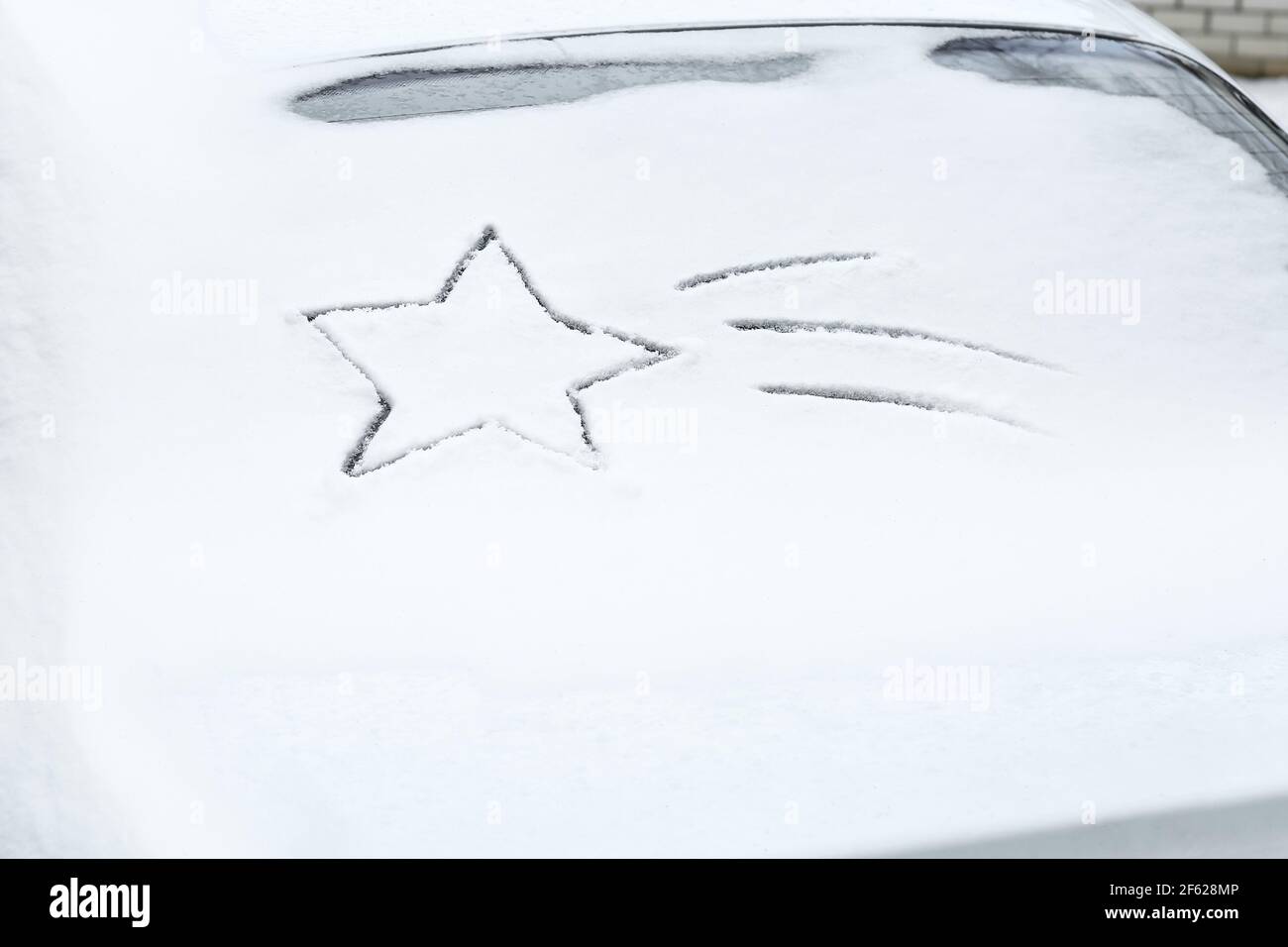 Star drawn on snow covered car Stock Photo - Alamy