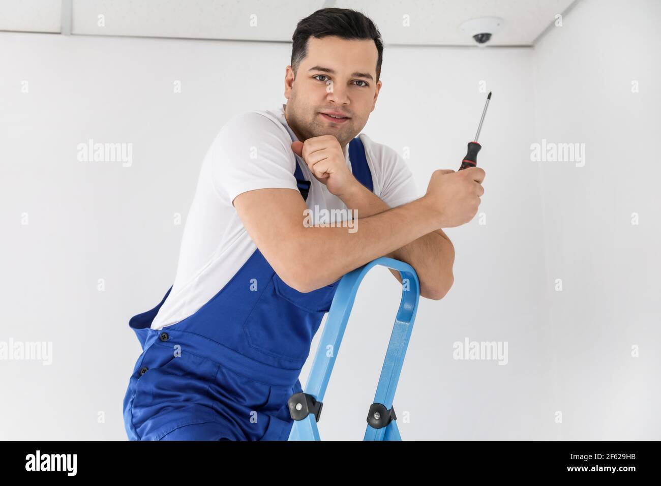Installing cctv hi-res stock photography and images - Alamy