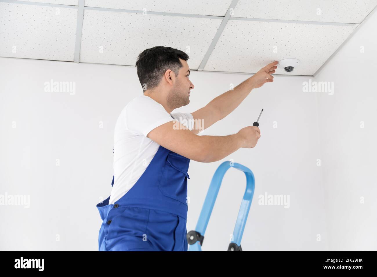 Installing cctv hi-res stock photography and images - Alamy