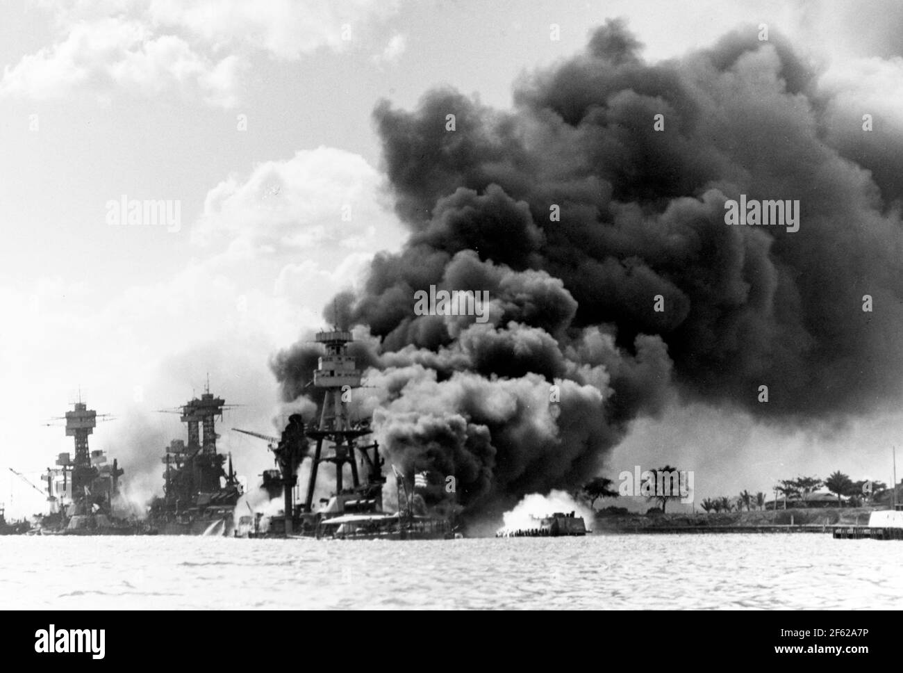 Uss arizona sinking hi-res stock photography and images - Alamy