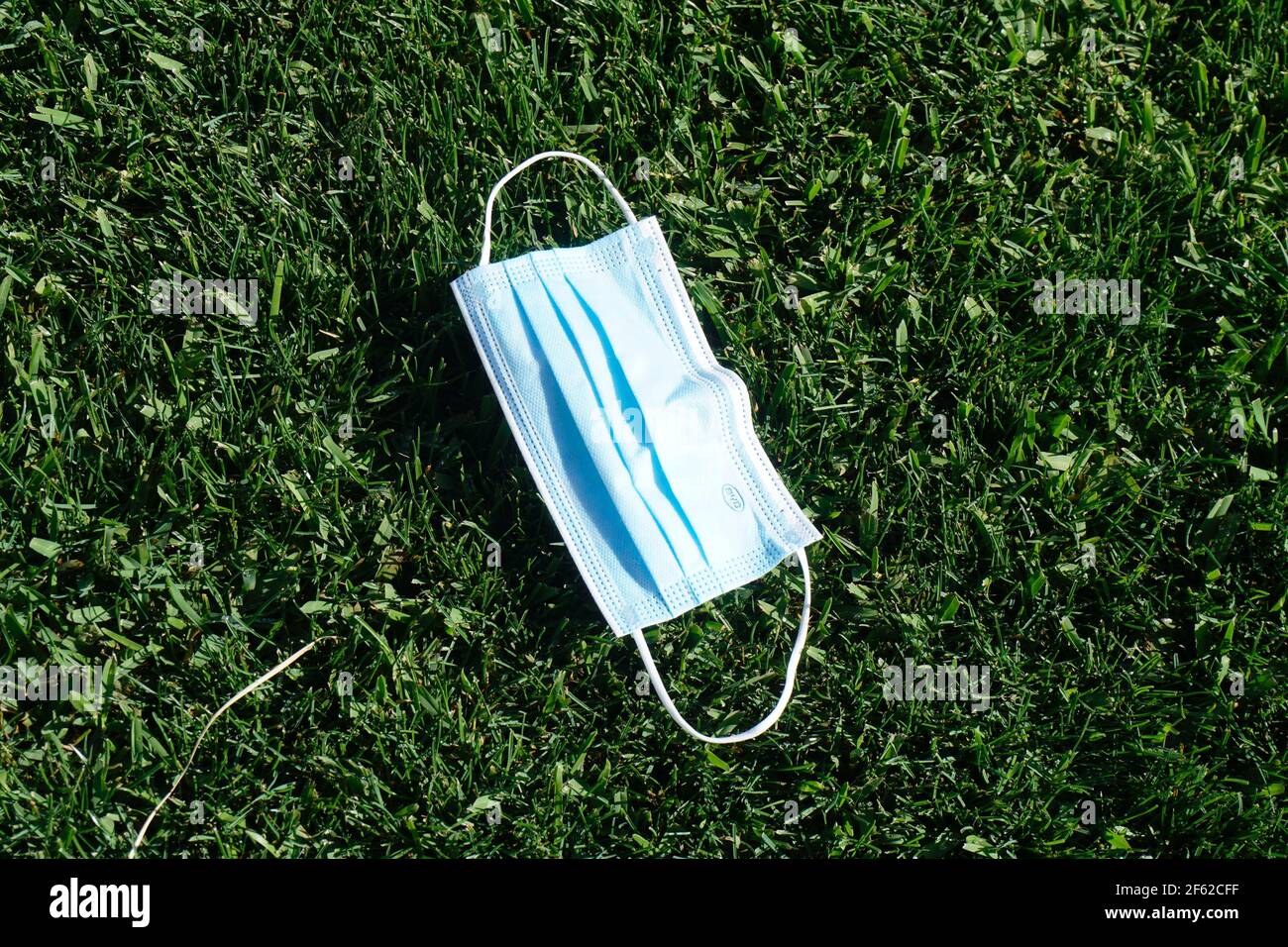 Discarded face mask hi-res stock photography and images - Alamy