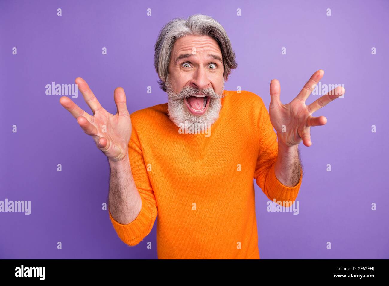 Photo of aged man afraid scared horrified panic worried problem shout ...