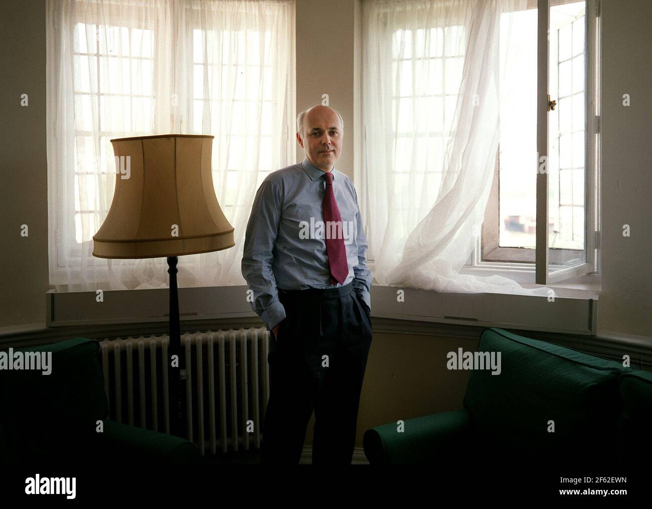 IAIN DUNCAN SMITH IN HIS WESTMINSTER OFFICE, JULY 2001 Stock Photo - Alamy
